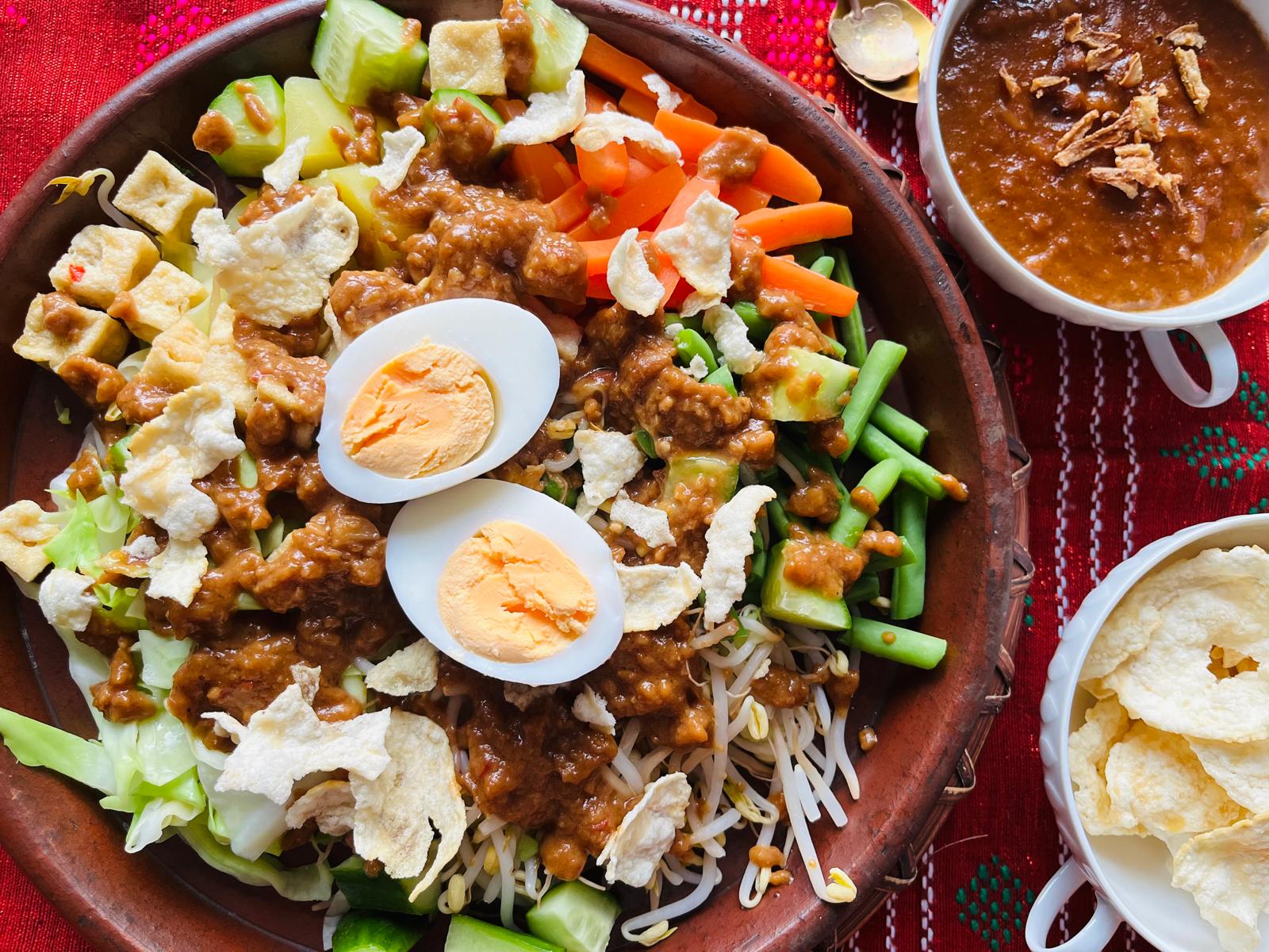 Gado gado: authentieke Indonesische groentesalade met pindadressing ...